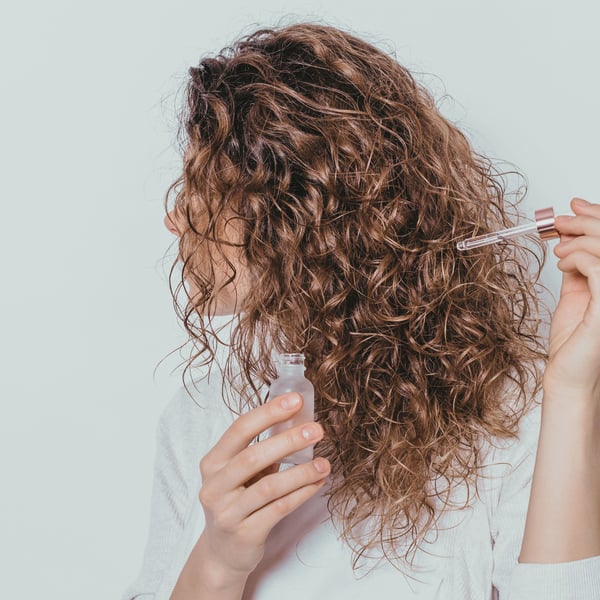 Cómo diagnosticar el pelo rizado seco y sin brillo